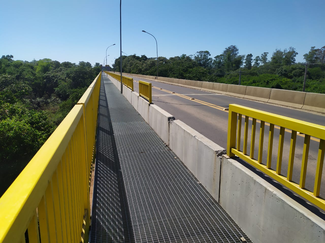 Estão roubando as grades de proteção para pedestres na Ponte do ...