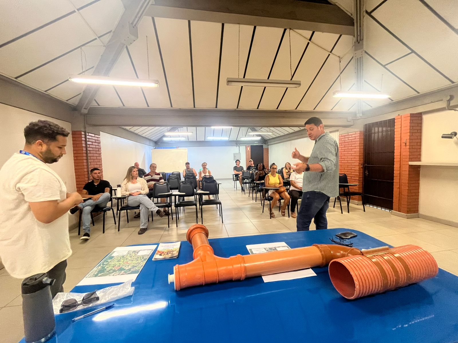 Corsan informa moradores do bairro Tupinambá sobre obras de esgoto que ...